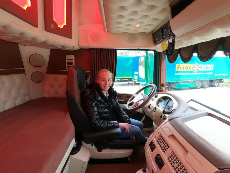 Sarah Funke: Die Nachwuchsfahrerin und ihr Edeltruck - Blue Rocket